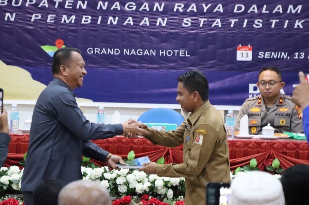Pada acara FGD tersebut juga dilakukan penyerahan buku "Kabupaten Nagan Raya Dalam Angka 2023 ...